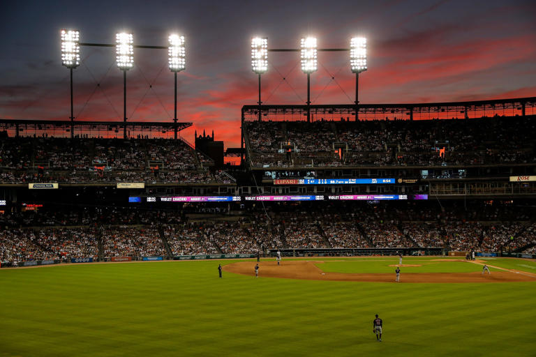 Visiting Detroit? Here are 10 spots to see the city's iconic skyline