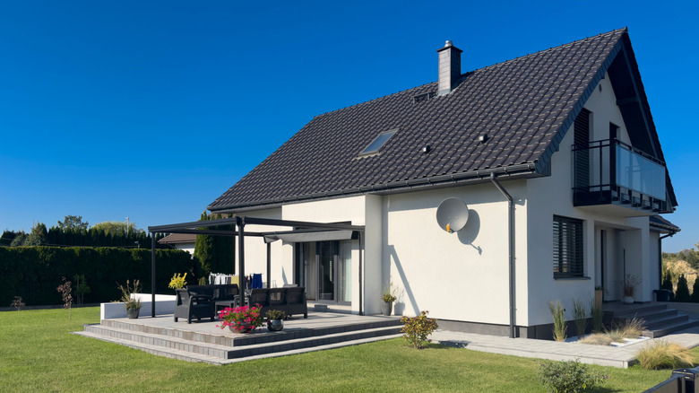 The Lawn Fertilizer You Can Make From Common Kitchen Scraps