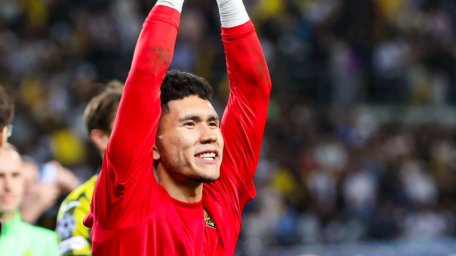 Le gardien de but sorti de nulle part devient un héros national : les ...