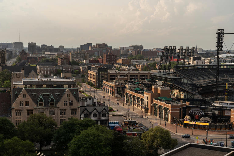Visiting Detroit? Here are 10 spots to see the city's iconic skyline