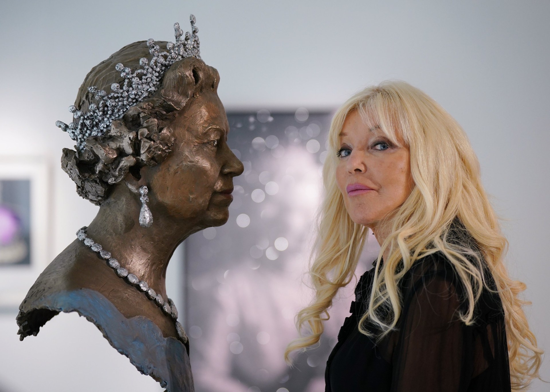 Sculptor reveals Queen's Buckingham Palace worries