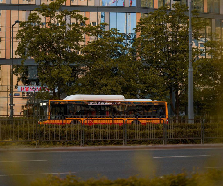 Zmiany w komunikacji miejskiej w Warszawie. Jak pojadą autobusy, tramwaje i metro?