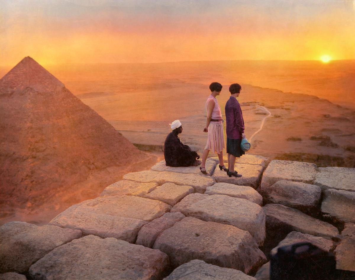 25 Colorized Photos That Offer A Glimpse Into 1925
