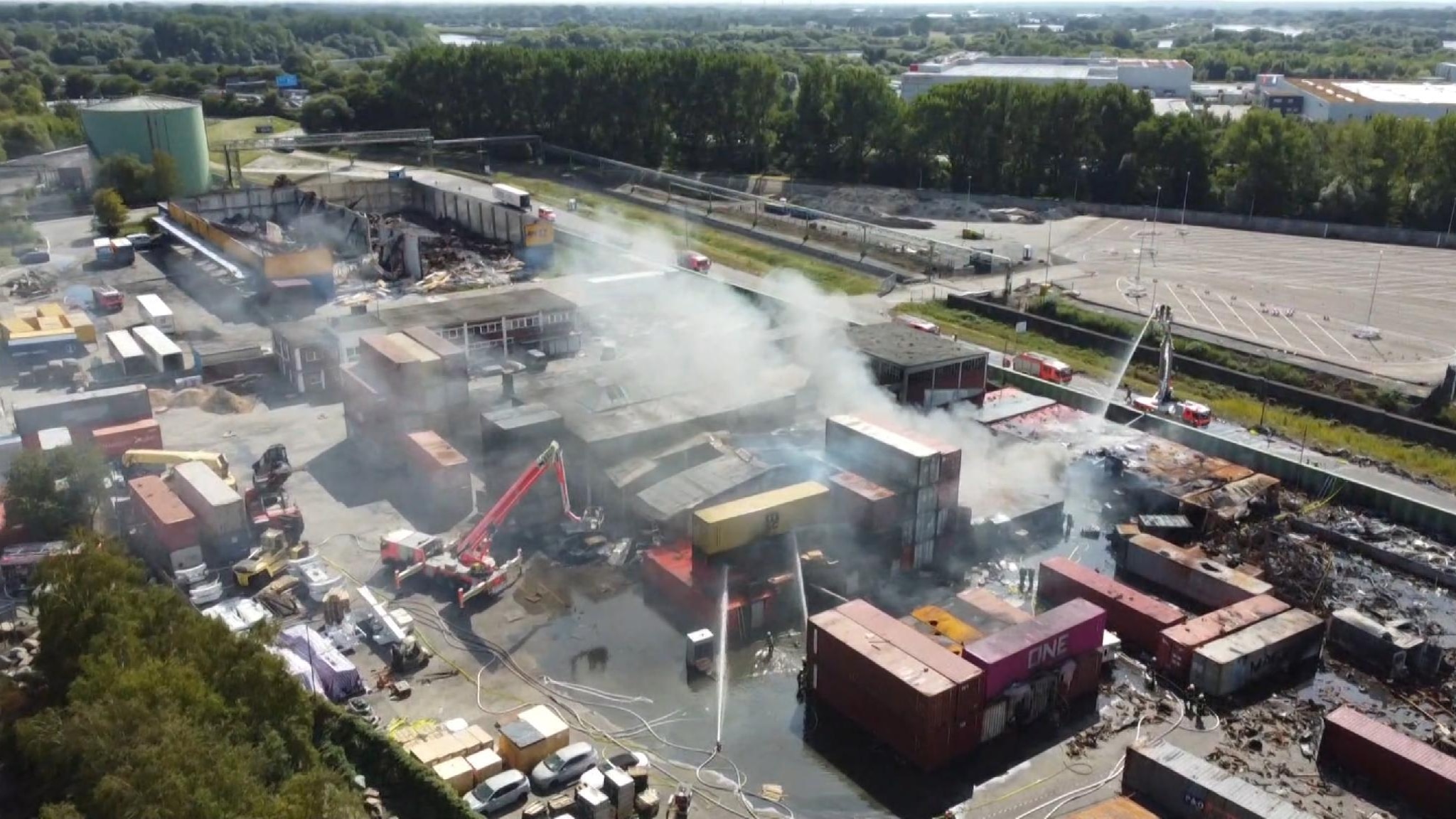 Incendio al porto di Amburgo, terzo giorno di lavoro per i pompieri