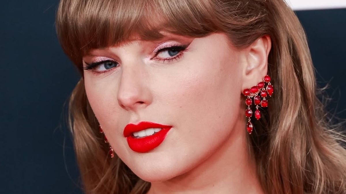 Decoding Taylor Swift's Most Iconic Eye Makeup Looks