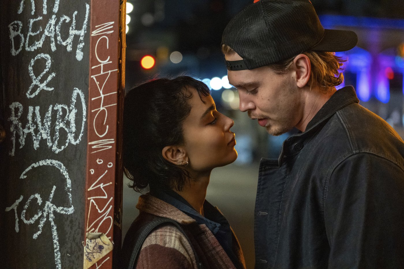 Movie Review: In 'Caught Stealing,' a crime caper in '90s New York ...