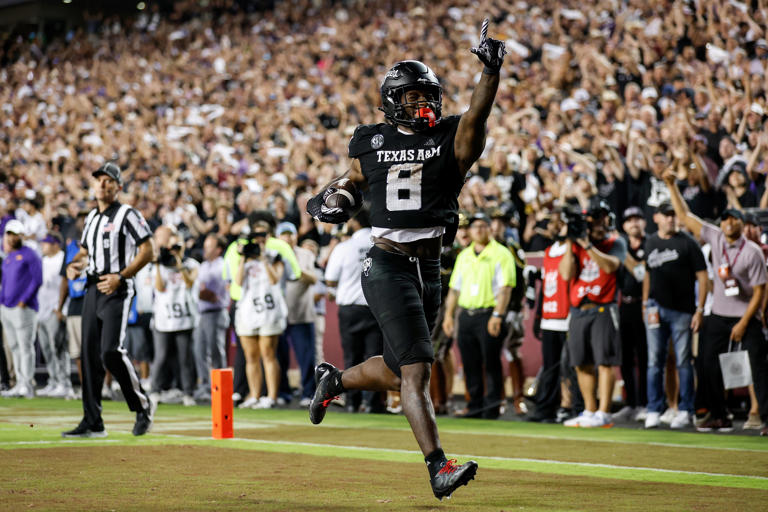 Mike Elko announces star Texas A&M RB Le'Veon Moss' status for Week 1