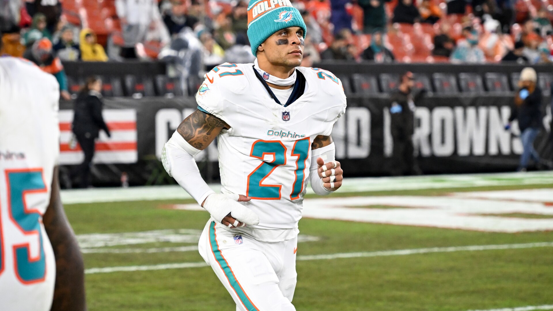 Bills bring back Jordan Poyer