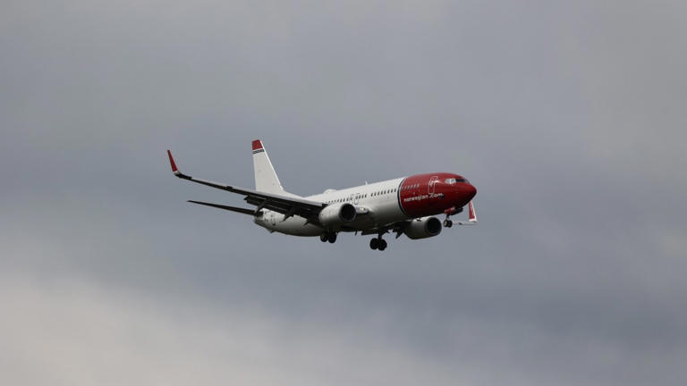 Terror on Boeing 737 as plane explosion forces pilots to make ‘hard ...