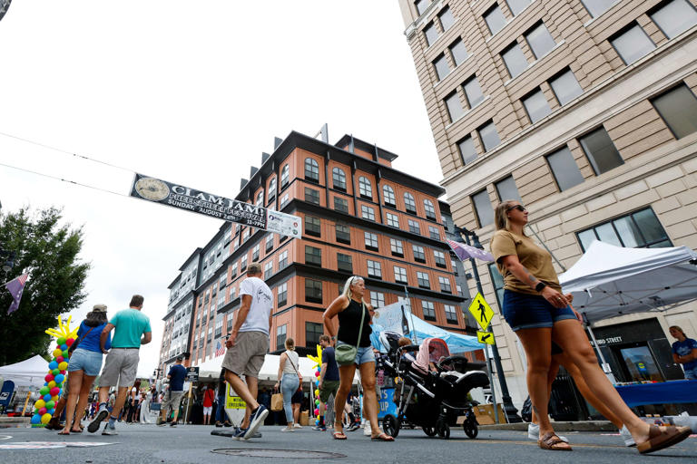 Seafood enthusiasts pack downtown Easton for 2025 Clam Jam festival ...