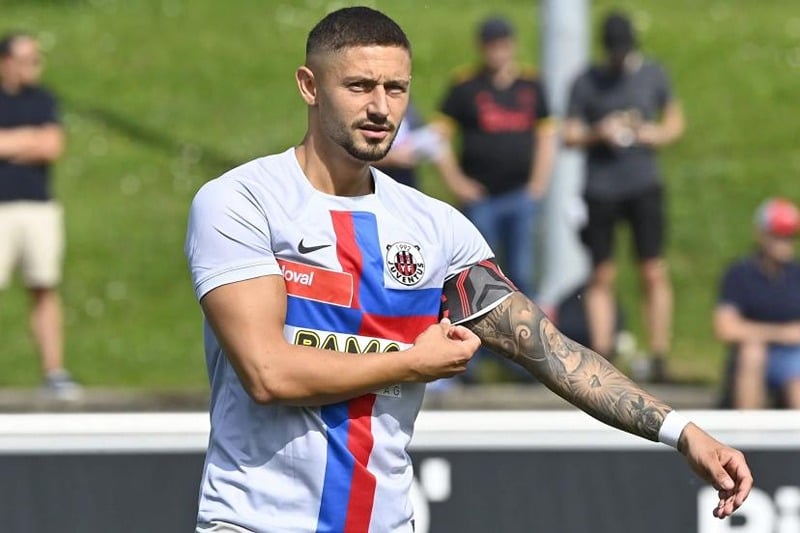 Le club suisse YF Juventus joue avec un maillot du Barça… badges masqués