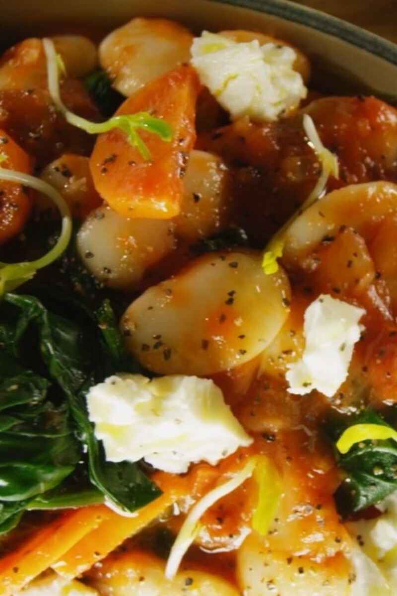 Haricots cuits à la grecque avec tomates, épinards et fines herbes