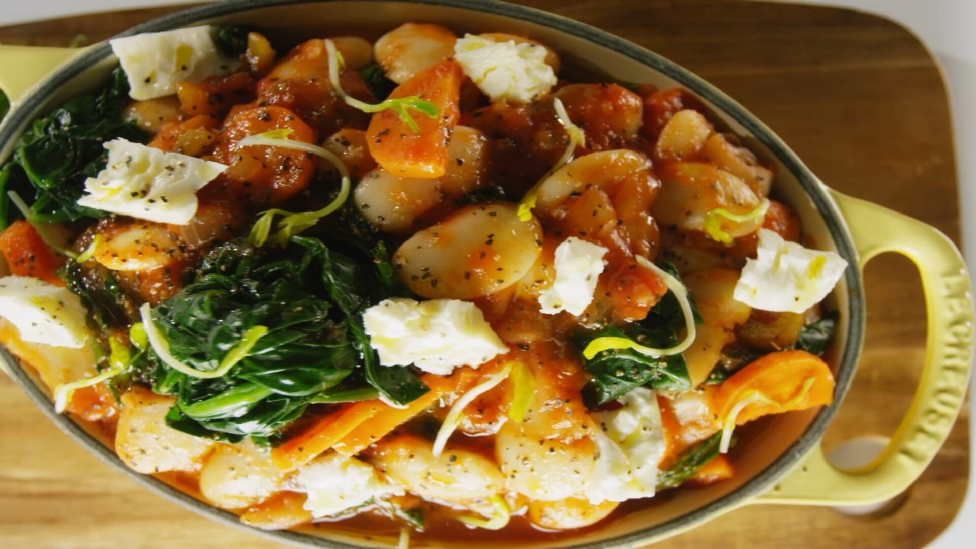 Haricots cuits à la grecque avec tomates, épinards et fines herbes