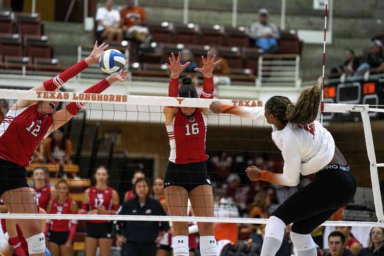 Texas volleyball: Emma Halter, Longhorns climb in latest national poll