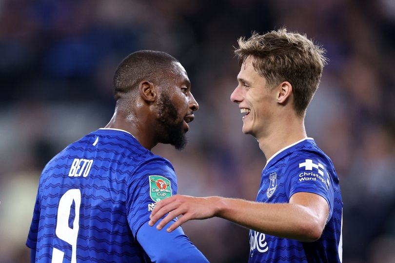 David Moyes may have new reason to think carefully about Everton ...