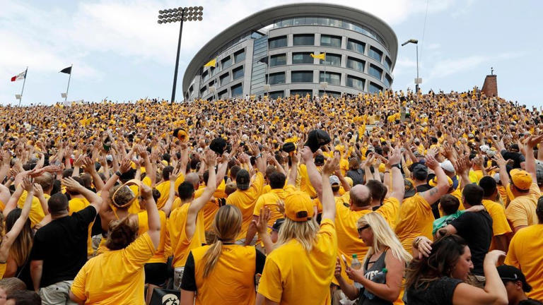 Iowa’s Hawkeye Wave wins best college sports tradition for second ...
