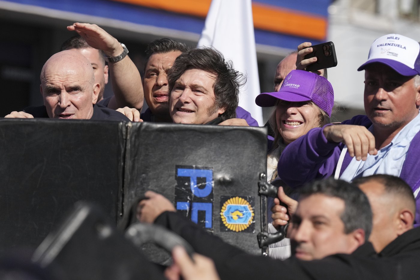 Protesters throw rocks at Argentine President Milei's convoy while he ...