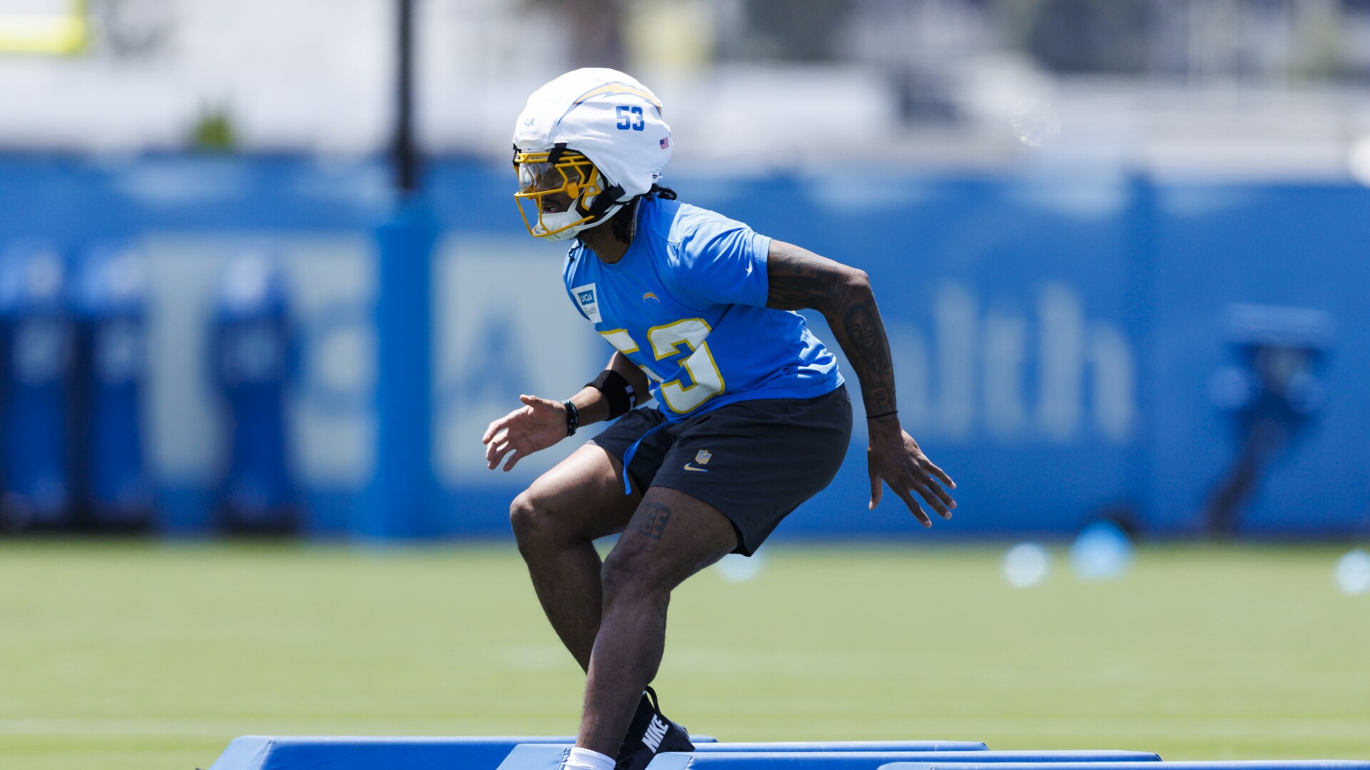 Chargers sign LB Del'Shawn Phillips, place CB Eric Rogers on IR