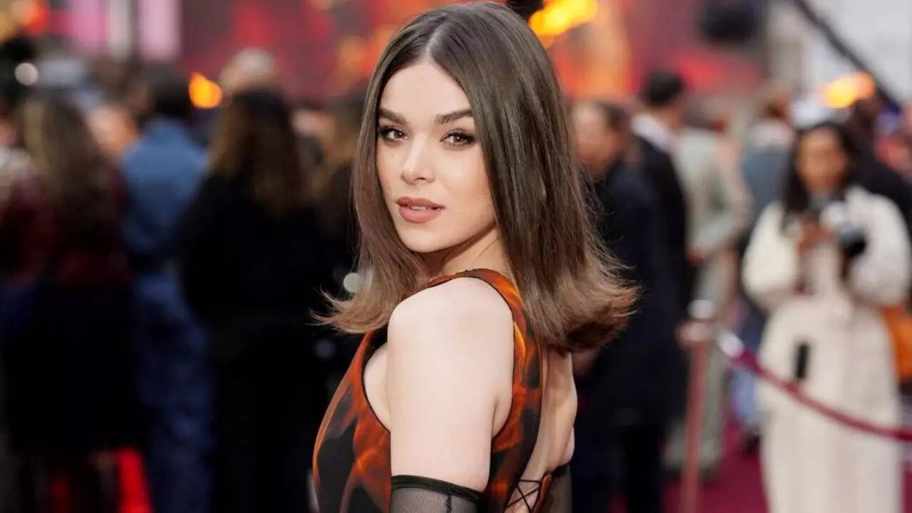 Hailee Steinfeld overshadows Josh Allen in Buffalo as her viral fan ...