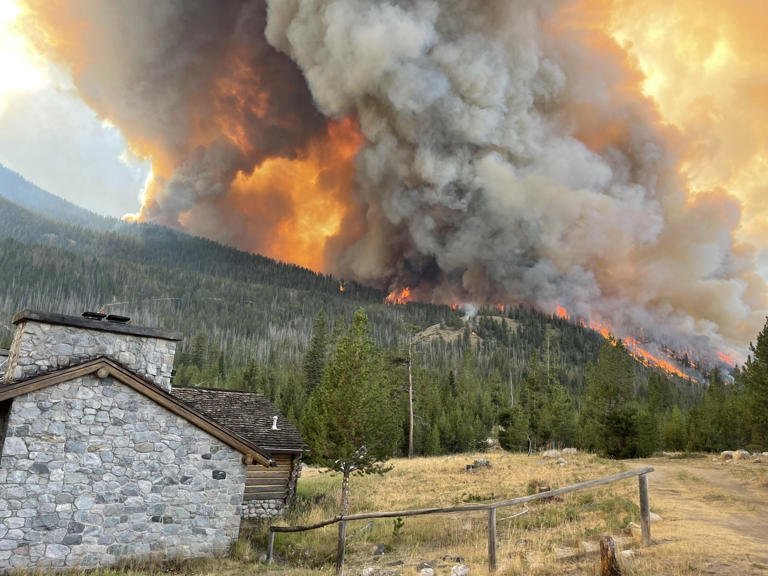 Crews capitalize on favorable weather to corral western Wyoming fire