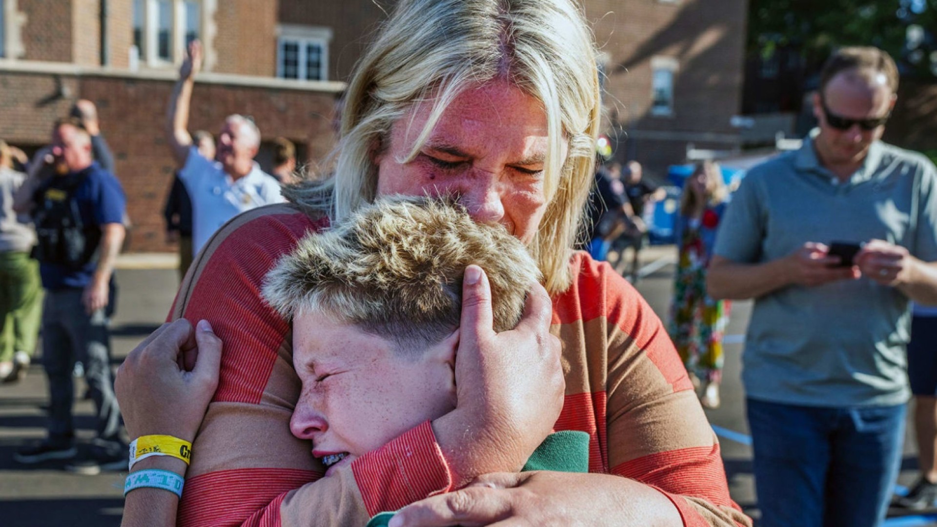 Scene is ‘intense, emotional’ in Minneapolis as community mourns ...