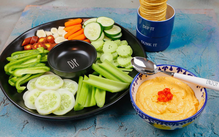 20 Easy Dip Recipes Everyone’s Snacking On