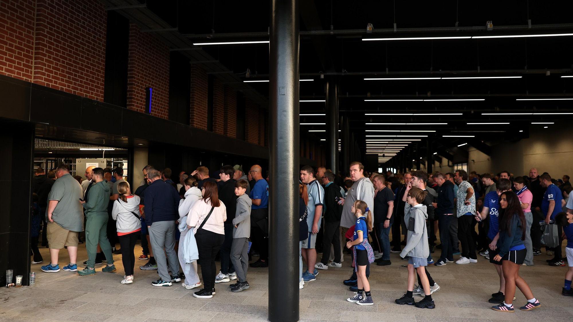 Everton kick-off delayed at new stadium