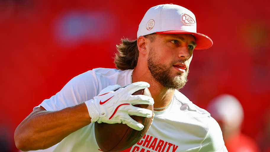 Chiefs fans breathe sigh of relief as Robert Tonyan rejoins tight end room