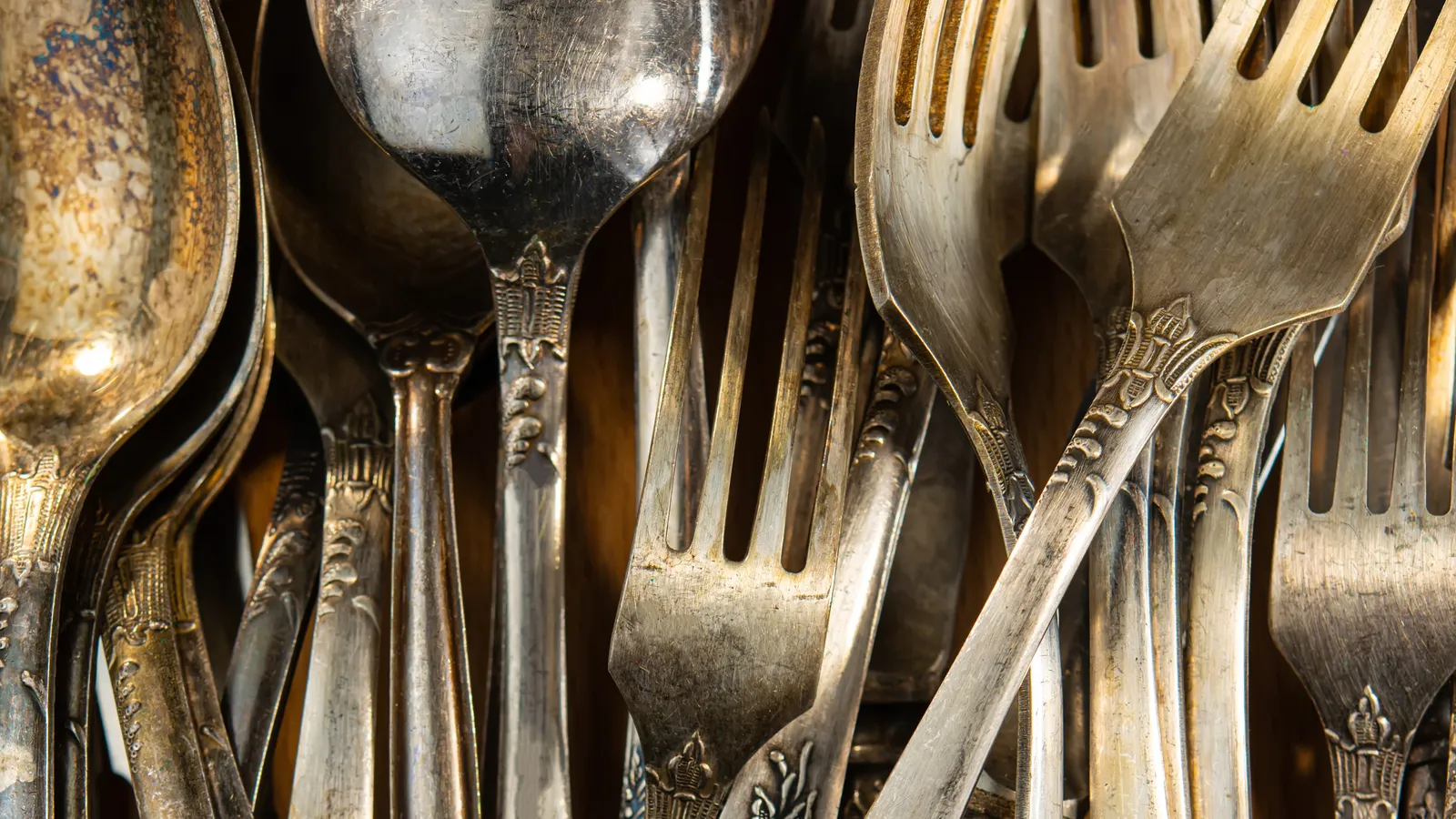 Expert tips for cleaning tarnished silver