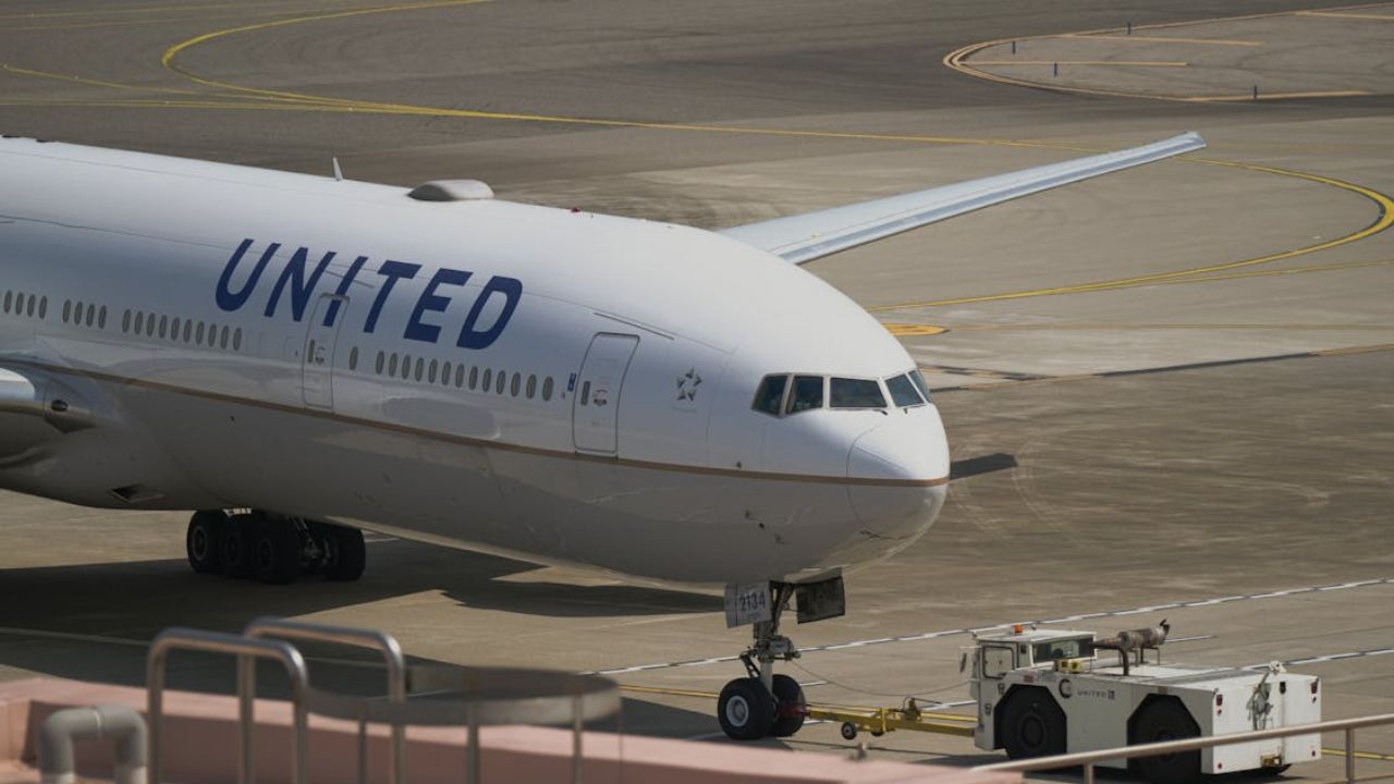 Passenger causes United Airlines flight delay after allegedly smoking ...