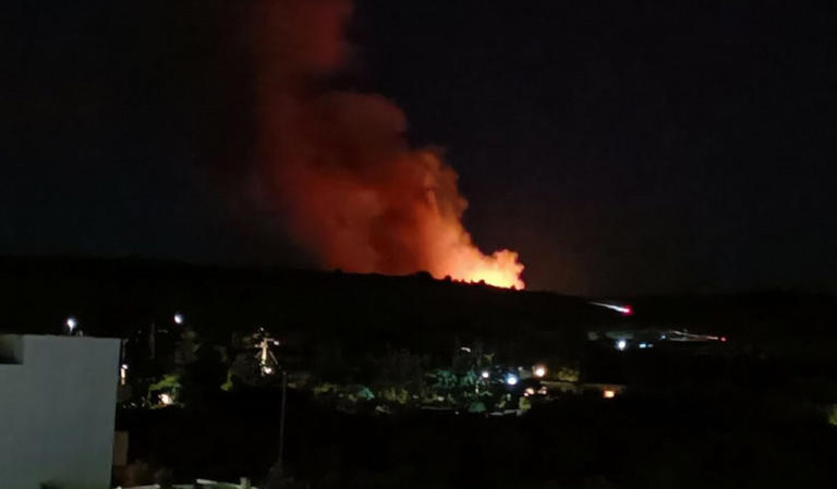 Πυρκαγιά στη Σαλαμίνα στην περιοχή Βρωμοπούσι απειλεί κατοικίες ...