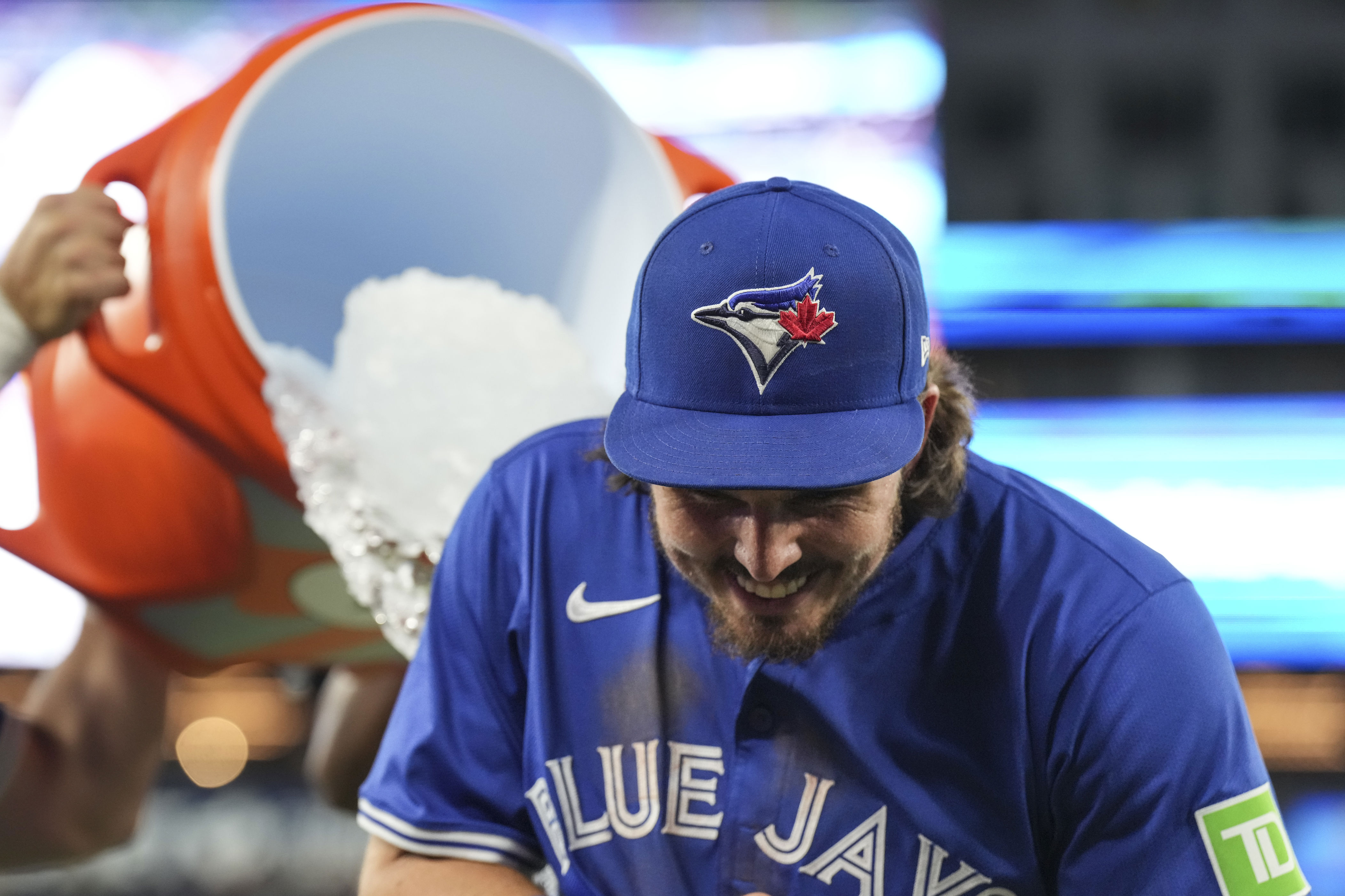 Barger keys three-run eighth as Jays top Twins 9-8