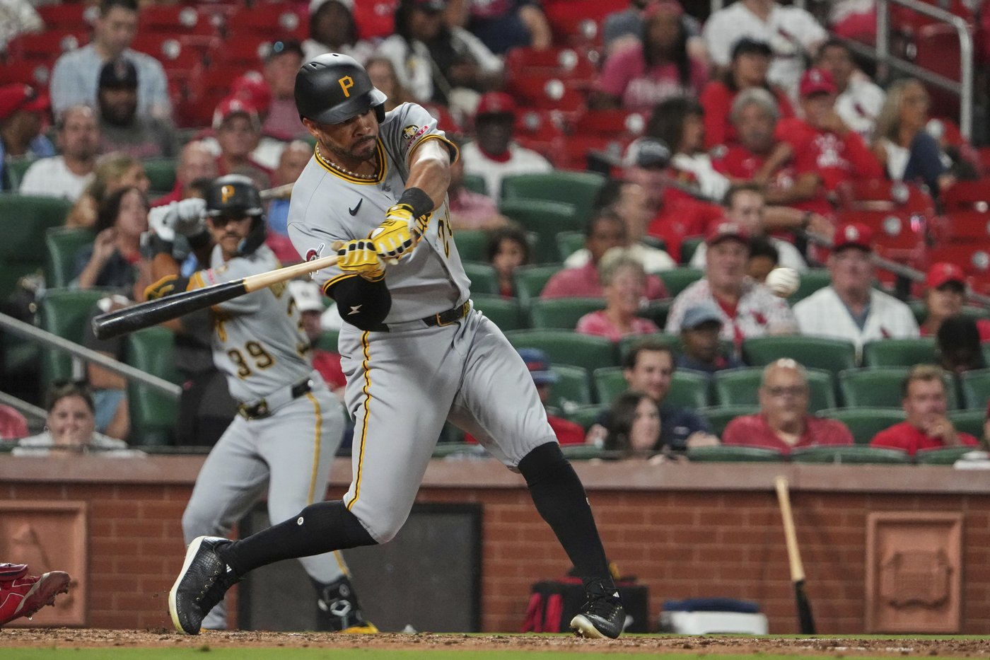 Pham's two-run single lifts Pirates over Cardinals 2-1