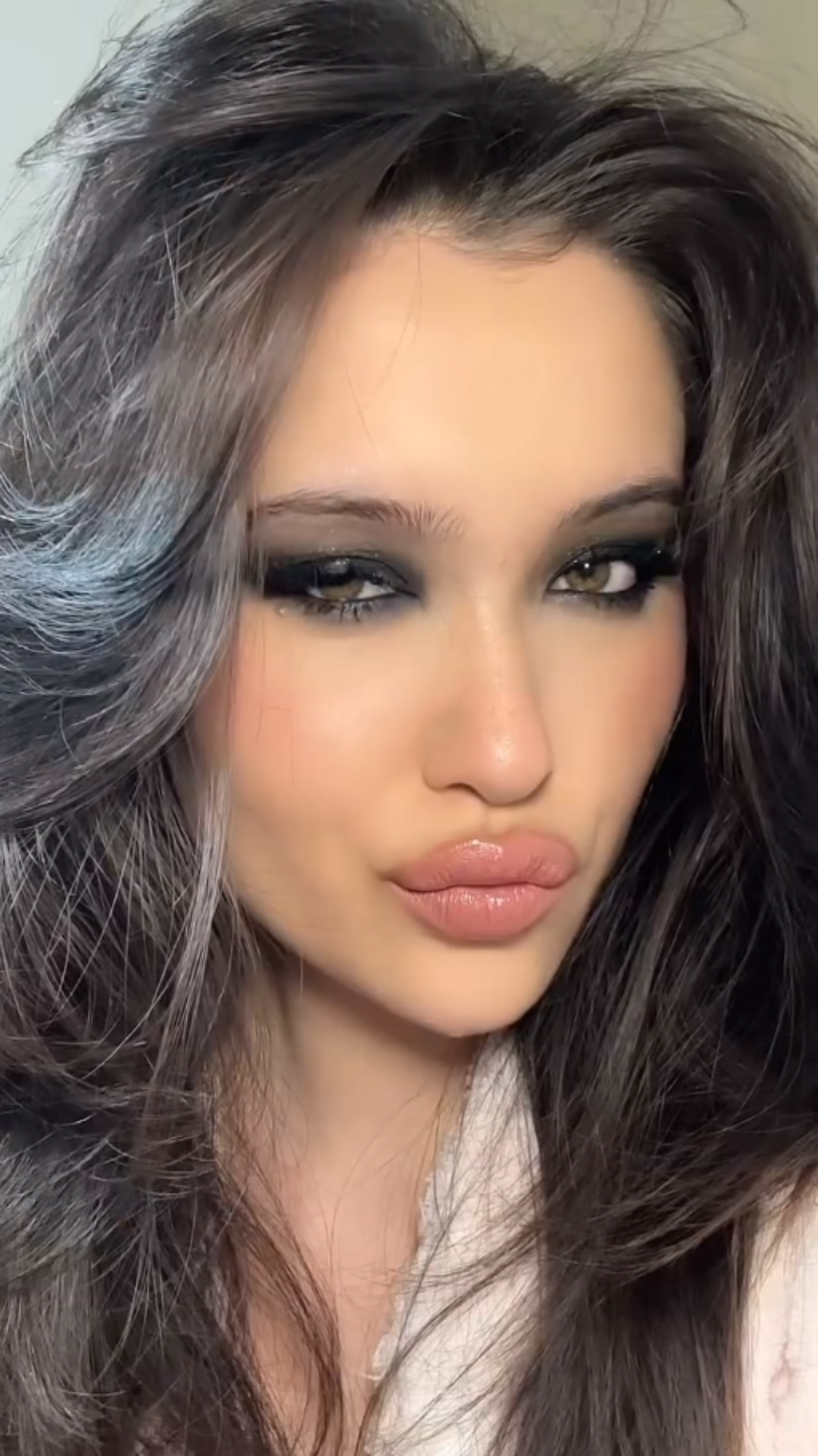 Mastering the Clean Girl Look – From Contour to Creamy Coverage