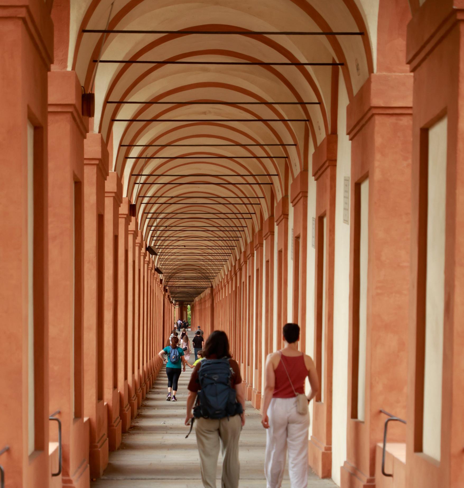 Scritte sessiste con nomi e cognomi sui muri del portico patrimonio Unesco