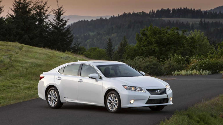 This $20K Used Lexus Hybrid Is a Smarter Buy Than Anything New