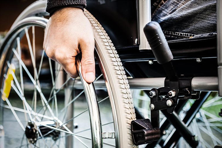 NHS crisis as paraplegic Rachel waiting six months for new wheelchair ...