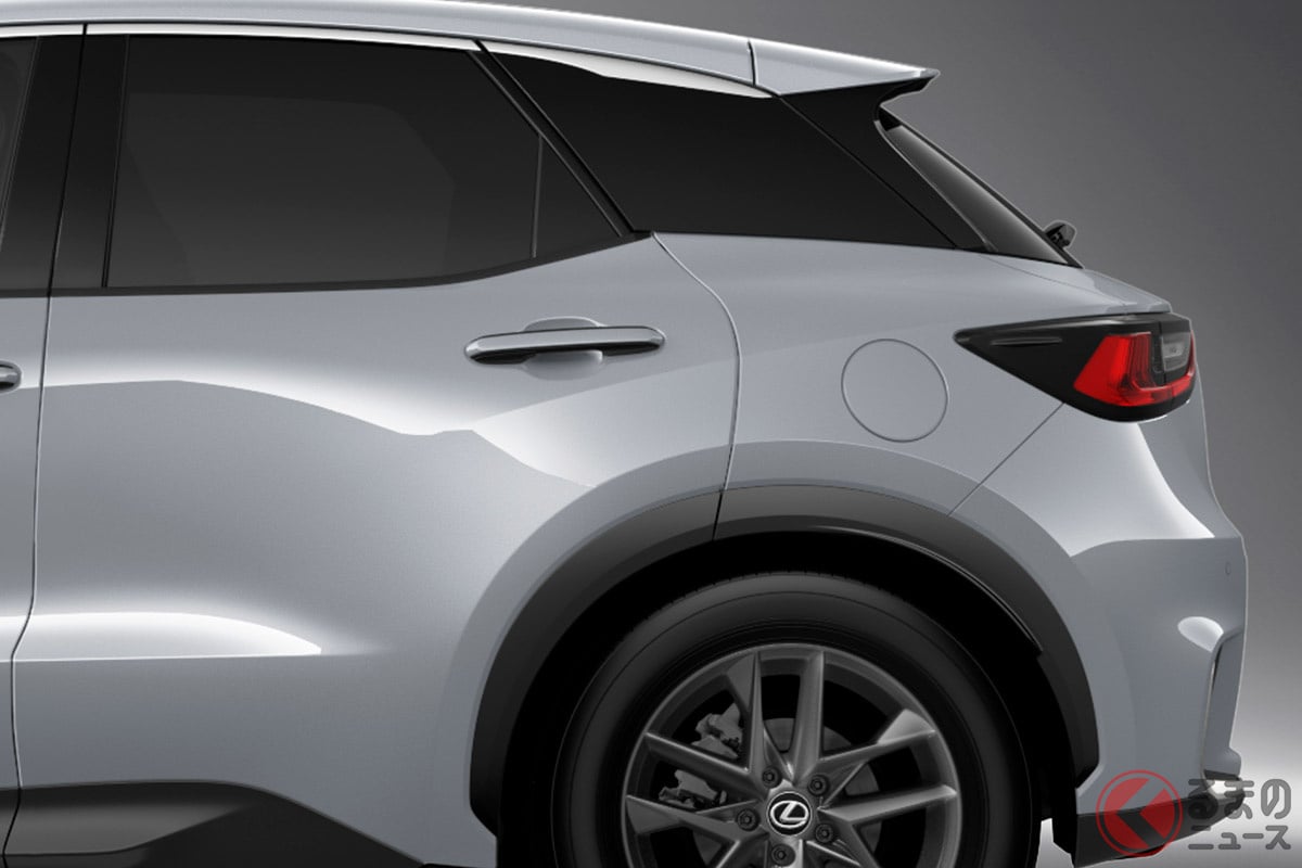 レクサス最安「新車420万円」！ 全長4.2mの小型ボディ×プレミアムな内外装を採用！ 一番リーズナブルな“小さな高級SUV”「LBX」のエントリーグレードとは！