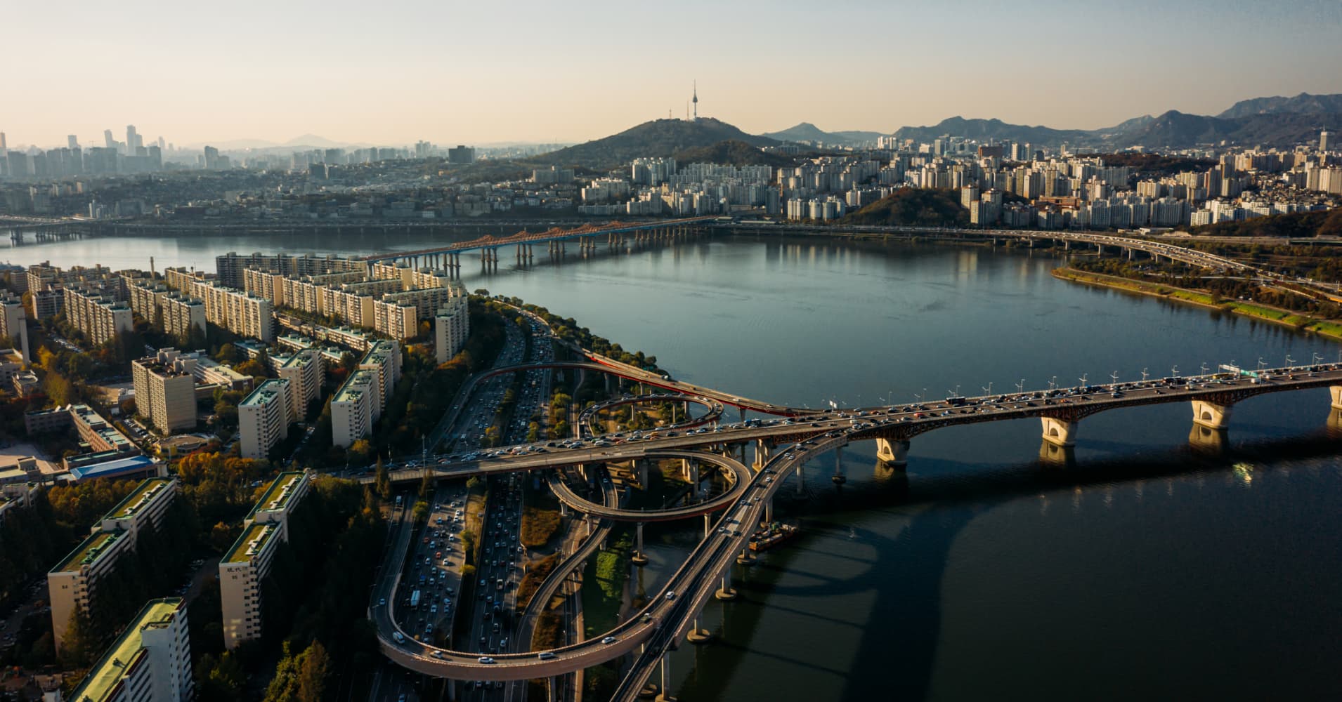 Bank of Korea raises GDP and inflation forecasts; keeps rates unchanged
