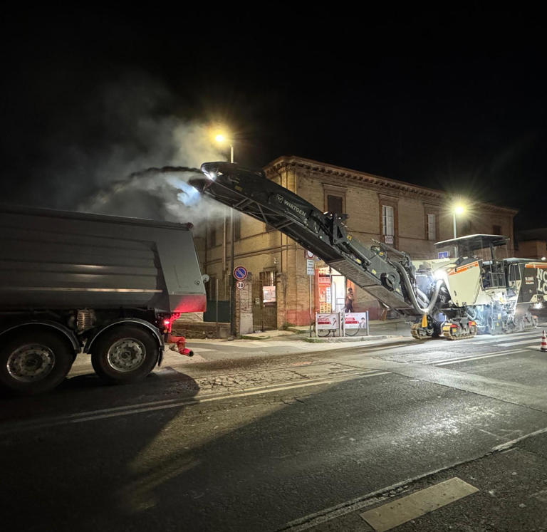 Lavori notturni per via Roma. Camion e operatori in azione