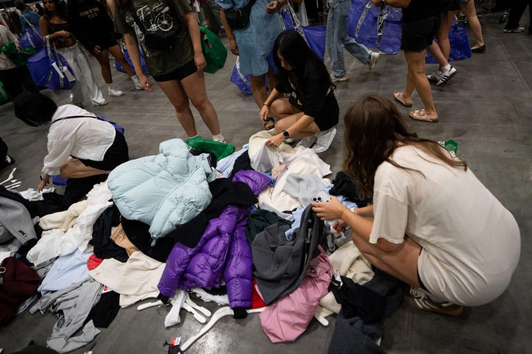 Shoppers endure massive crowds for Aritzia warehouse sale in Vancouver