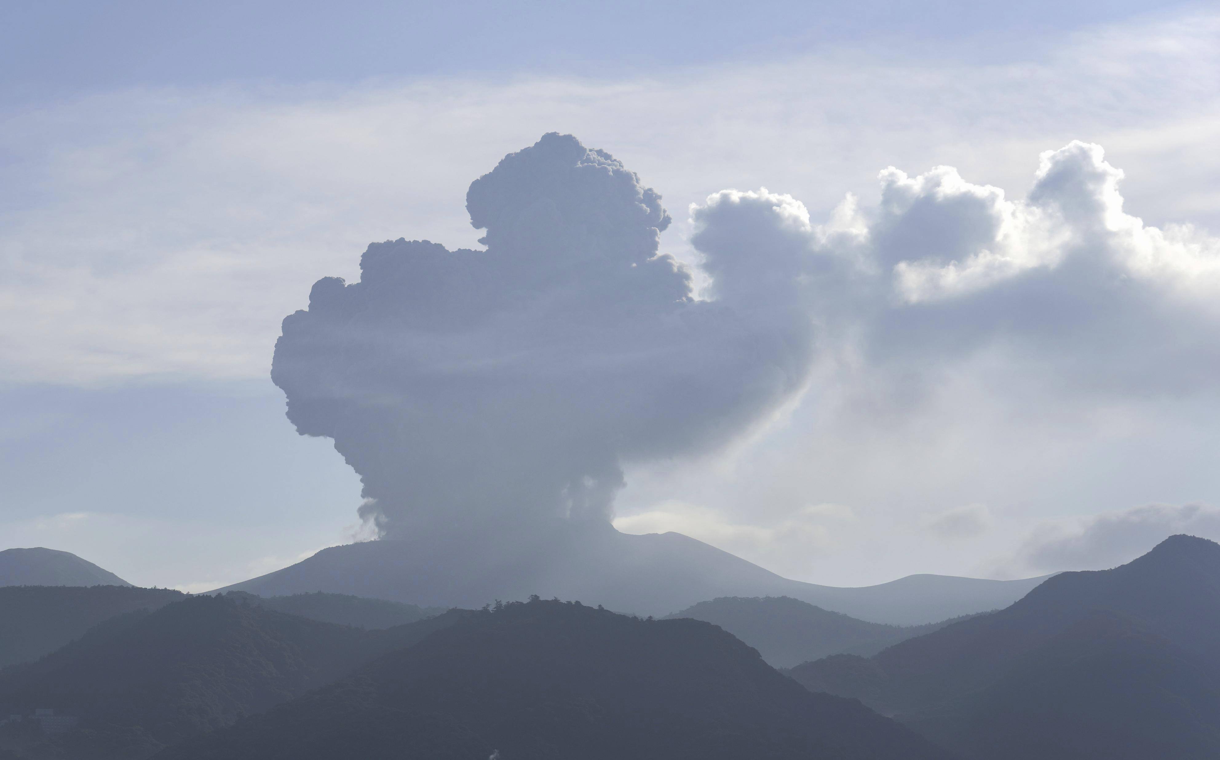 Volcano erupts, firing ash plume 3 miles into sky