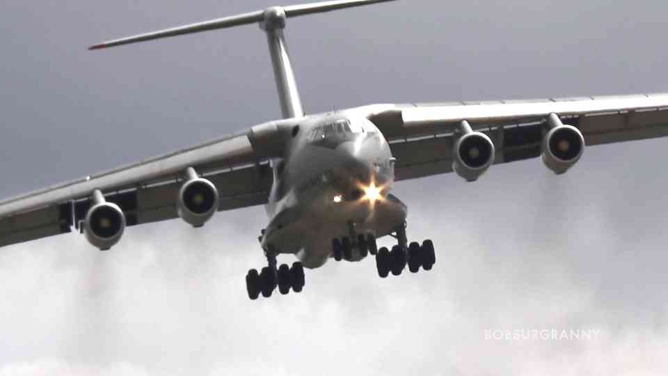 IL-76 Ilyushin Cargo Jet Screams Overhead on Final Approach