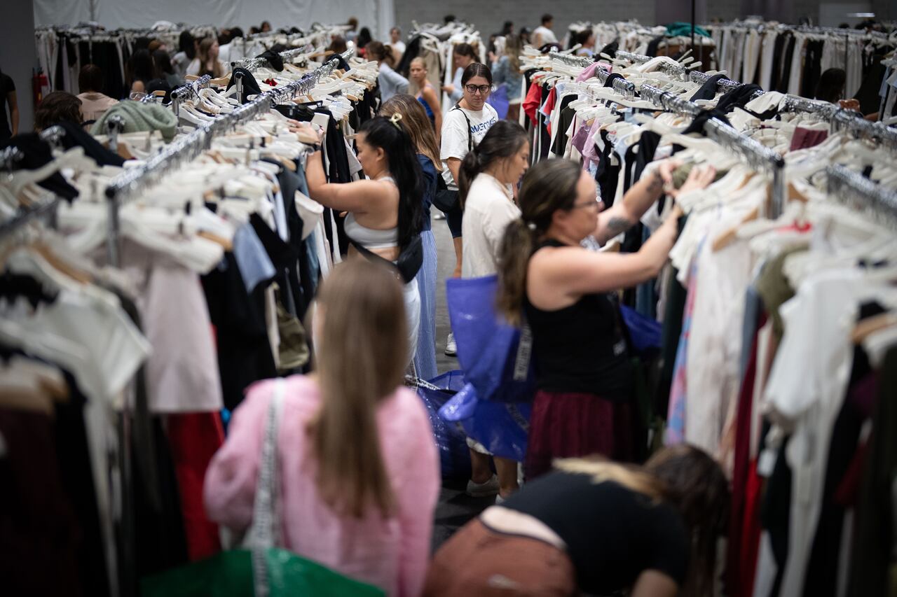 Shoppers endure massive crowds for Aritzia warehouse sale in Vancouver