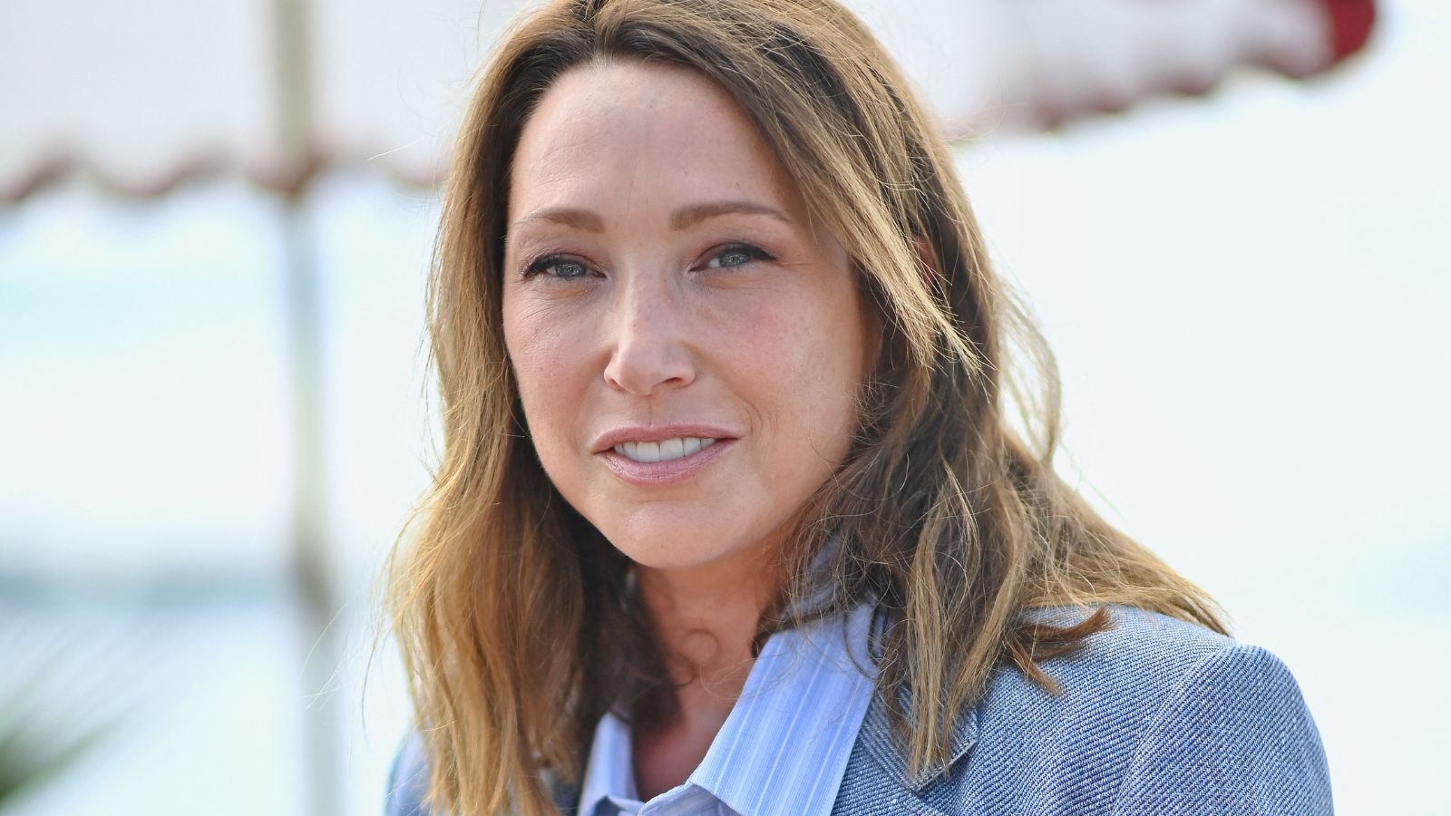 Laura Smet porte la coupe de jean ultime pour allonger et rajeunir l ...