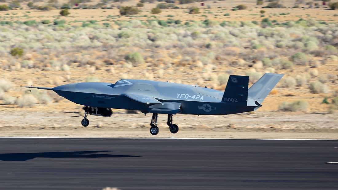 Autonomes Kampfflugzeug YFQ-42A im Flugtest: Der erste US-Kampfroboter ...