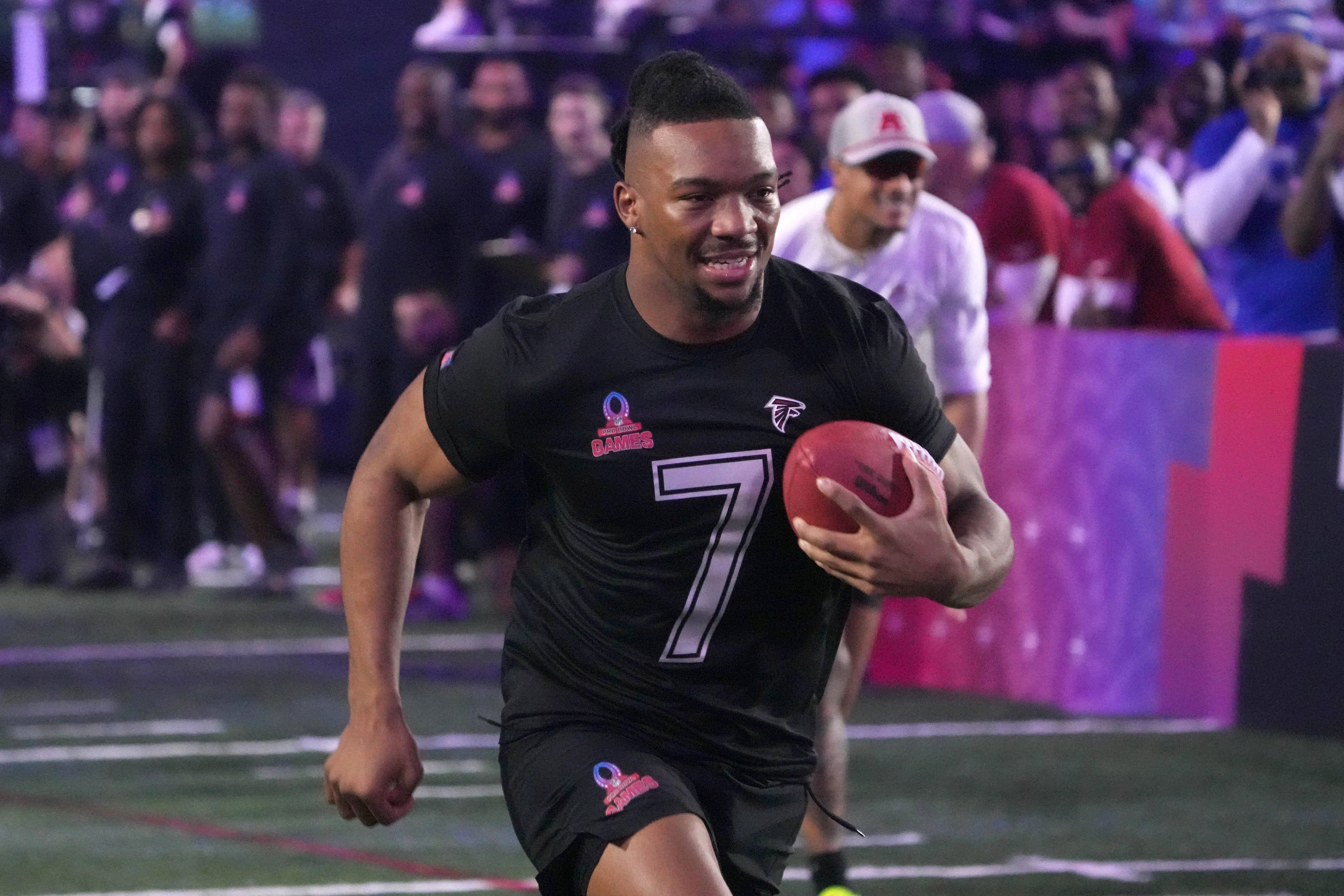 Bijan Robinson comments on Kansas City Chiefs WR Xavier Worthy's record ...