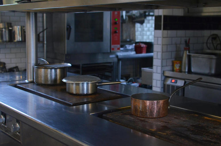Remove grease from kitchen utensils with these three magic ingredients