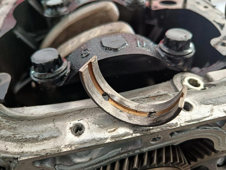 Metal duduk mesin mobil bisa aus hanya karena filter oli jarang ganti