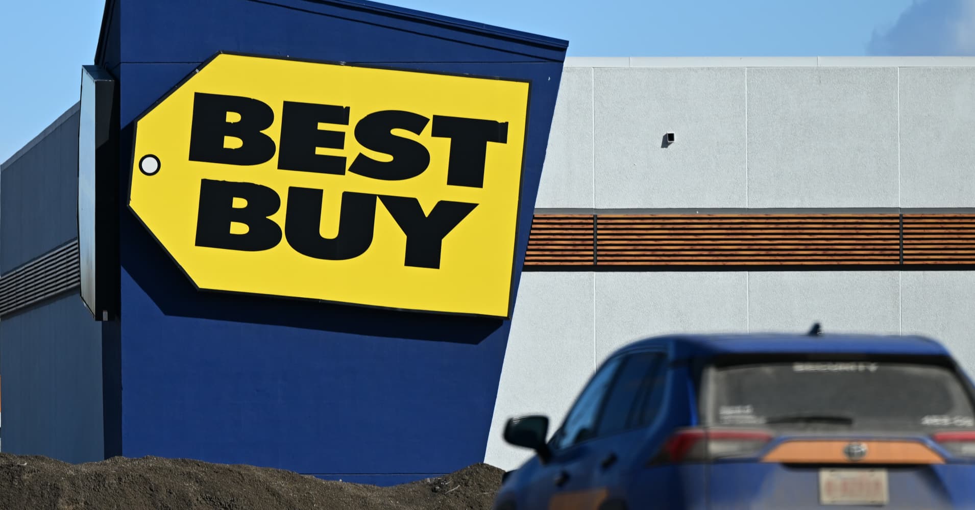 Best Buy reports modest sales recovery, but says tariffs are ...